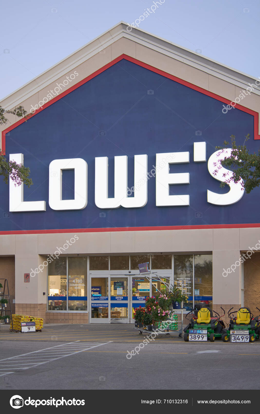 Florida Usa March 2024 Shot Lowe's Store Clear Sky Showing — Stock ...