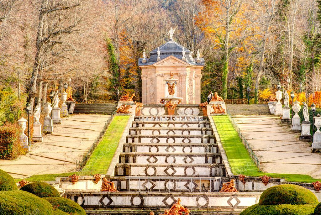 La Granja de San Ildefonso, España - Noviembre 2022: Palacio y jardines ...