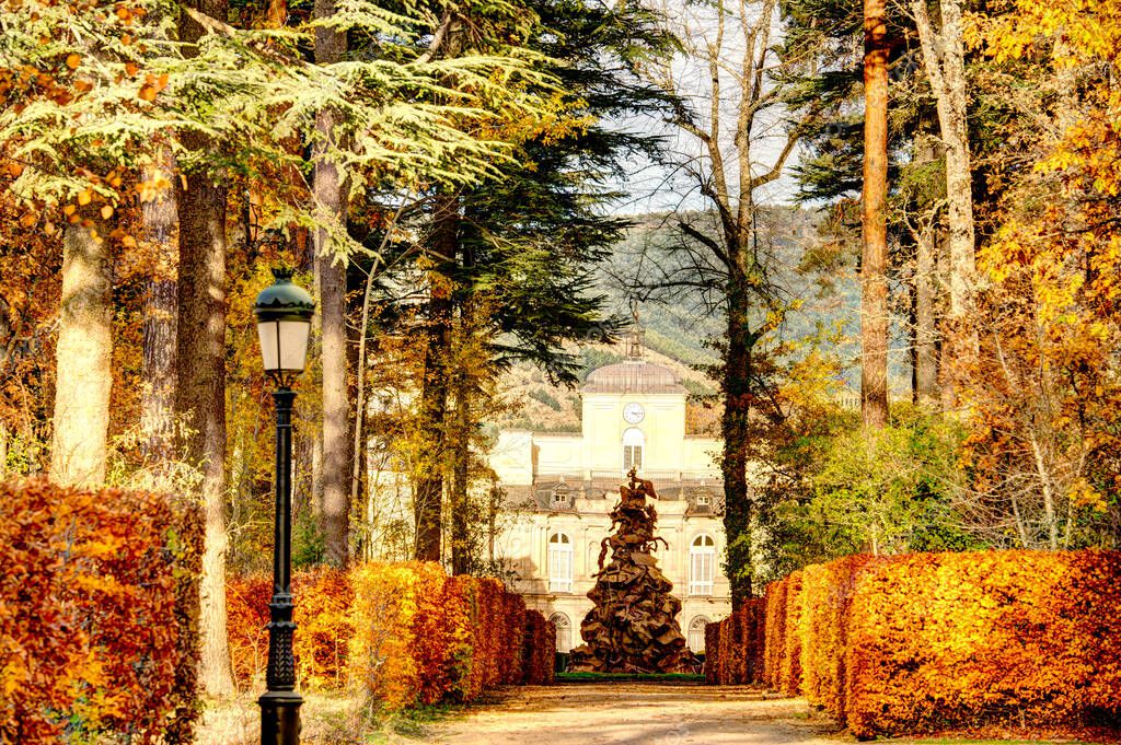 La Granja de San Ildefonso, España - Noviembre 2022: Palacio y jardines ...