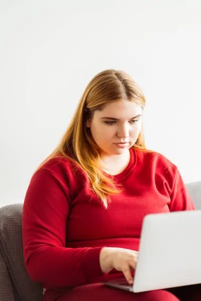 Femme lit ordinateur portable Stock Photos, Royalty Free Femme lit ...