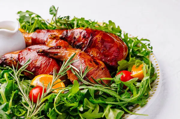 Deliciosa codorniz asada con guarnición de cítricos en una cama de ...