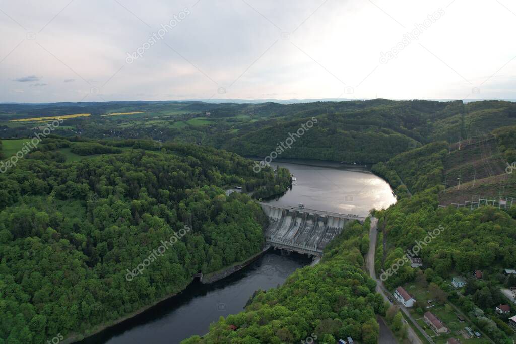 El embalse de Slapy es una presa en el río Moldava en la República ...