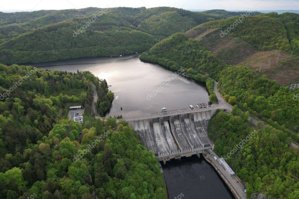 El embalse de Slapy es una presa en el río Moldava en la República ...