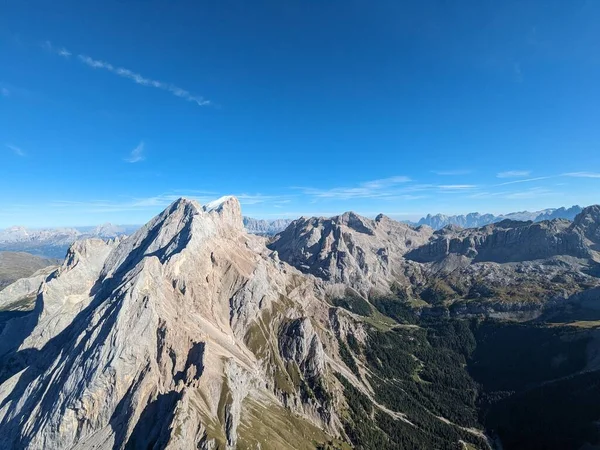 Hermoso paisaje de dolomitas italianas con prados de montaña, lagos y ...