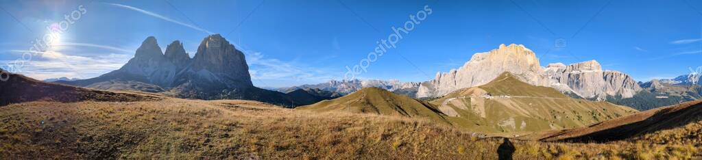 Hermoso paisaje de dolomitas italianas con prados de montaña, lagos y ...