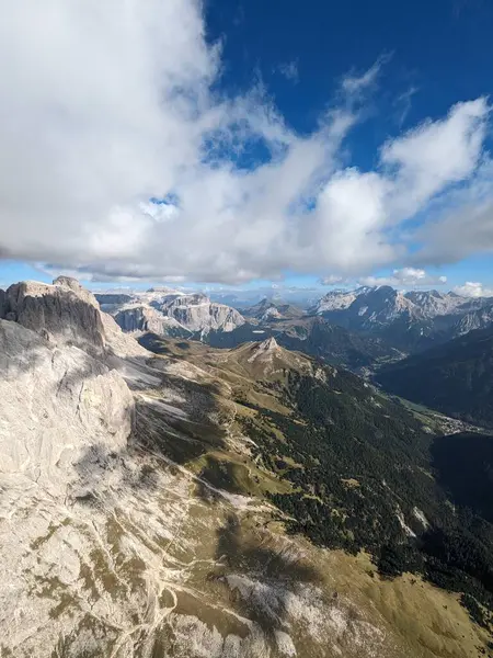 Hermoso paisaje de Aolomitas italianas con prados de montaña, lagos y ...
