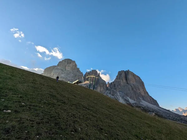Hermoso paisaje de Aolomitas italianas con prados de montaña, lagos y ...