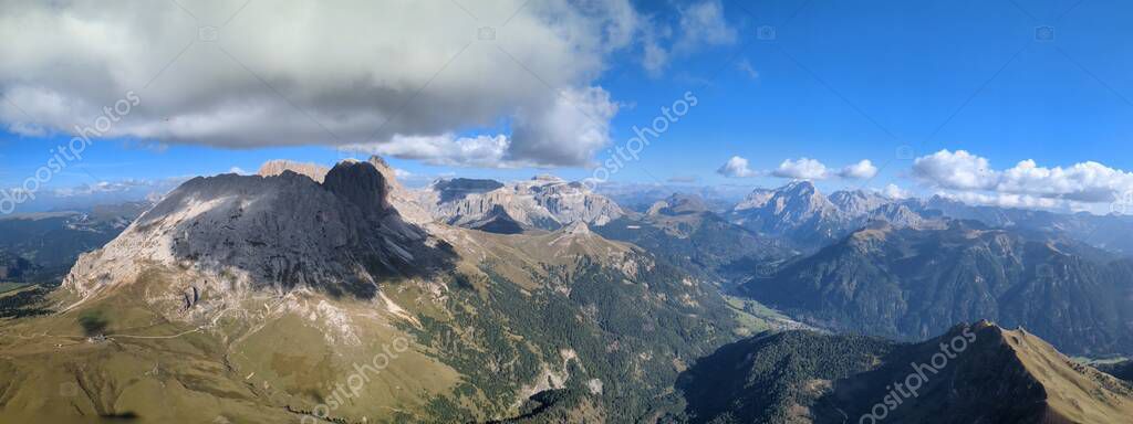 Hermoso paisaje de Aolomitas italianas con prados de montaña, lagos y ...