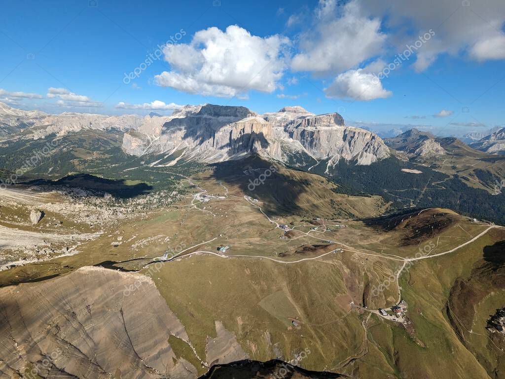 Hermoso paisaje de Aolomitas italianas con prados de montaña, lagos y ...