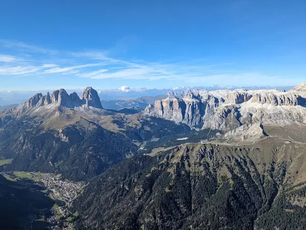 Hermoso paisaje de dolomitas italianas con prados de montaña, lagos y ...