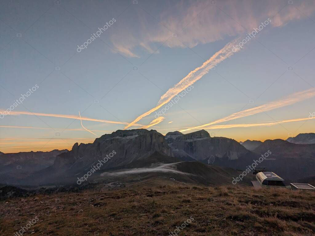Hermoso paisaje de Aolomitas italianas con prados de montaña, lagos y ...