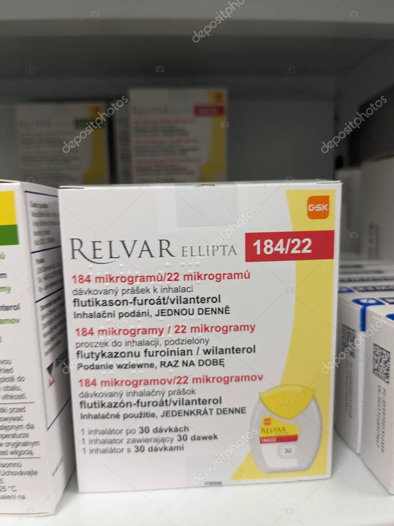 Praga, República Checa-15 de agosto de 2024: RELVAR caja de inhaladores ...