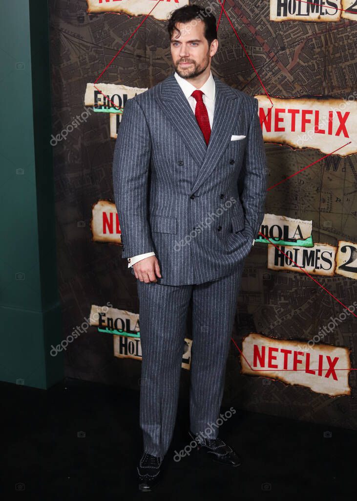 El actor británico Henry Cavill llega al estreno mundial de 'Enola ...