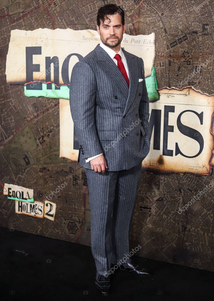 El actor británico Henry Cavill llega al estreno mundial de 'Enola ...