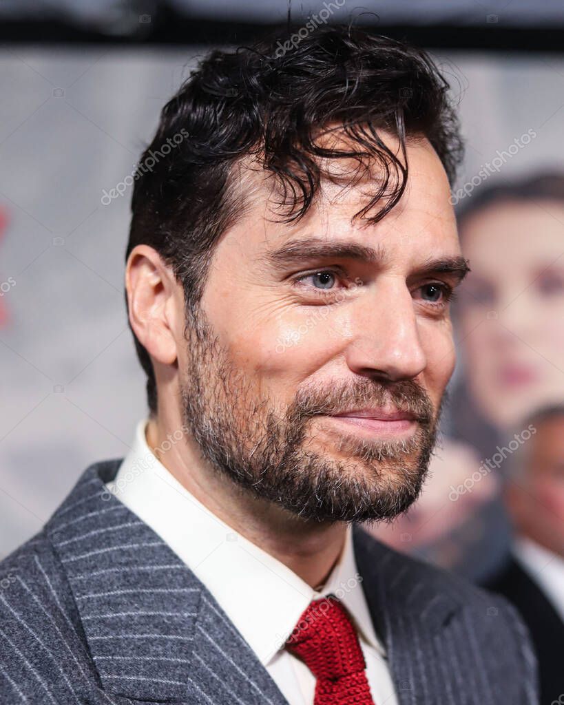 El actor británico Henry Cavill llega al estreno mundial de 'Enola ...