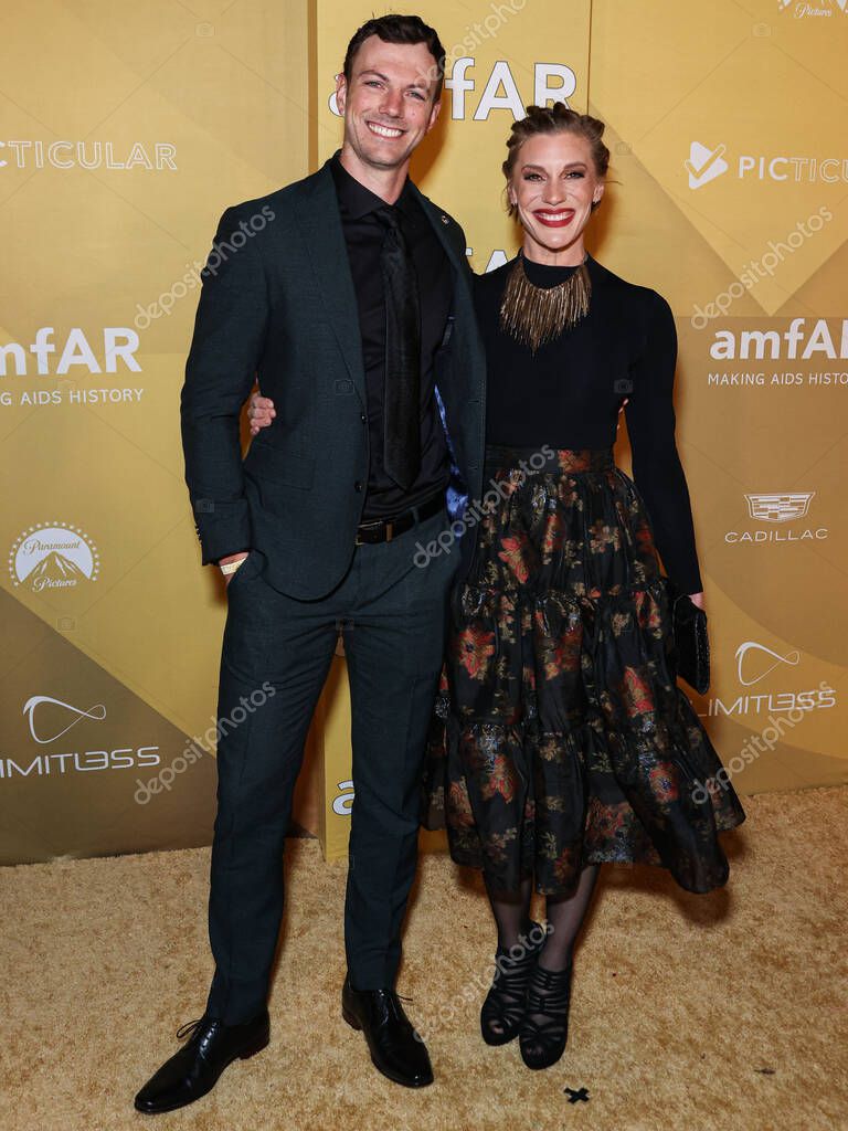 Robin Gadsby y Katee Sackhoff llegan a la Gala AmfAR 2022 Los Ángeles ...