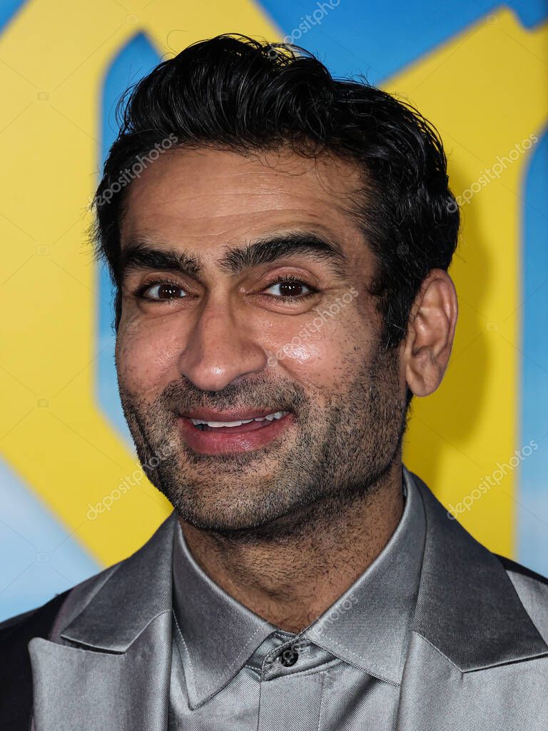 Kumail Nanjiani llega al estreno estadounidense de 'Glass Onion: A ...