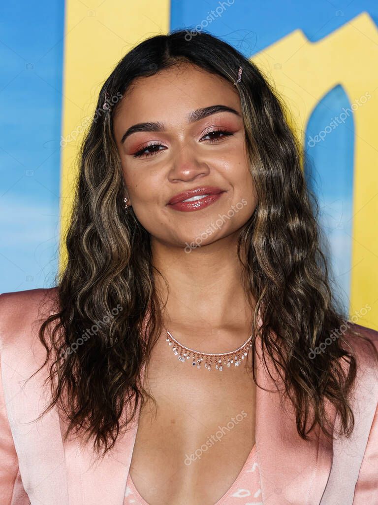 Madison Bailey llega al estreno estadounidense de 'Glass Onion: A ...