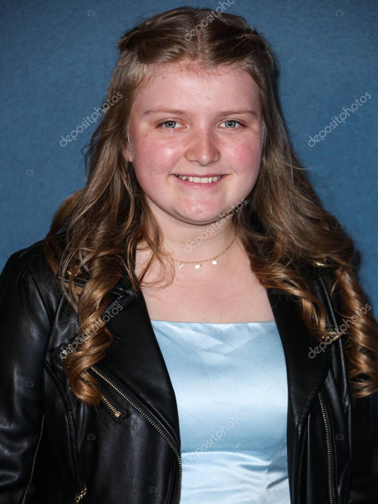 La actriz estadounidense Adora Soleil Bricher llega al estreno en Los Ángeles de la temporada 3 ...