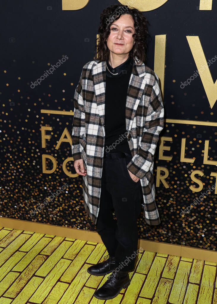 Sara Gilbert llega a Disney + 's' Elton John Live: Farewell From Dodger ...