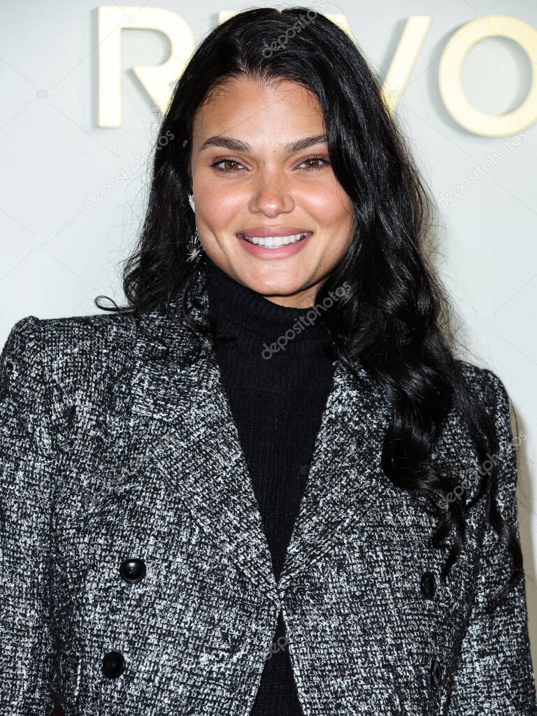 La modelo brasileña Daniela Braga llega a REVOLVE x AT & T Present ...