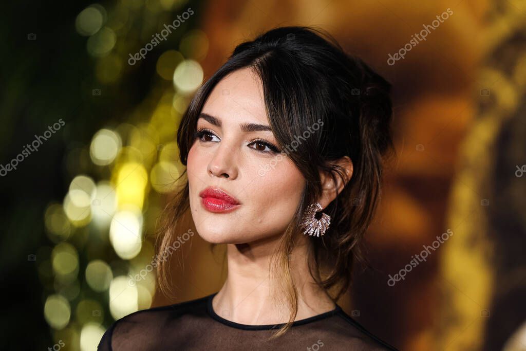 La actriz y cantante mexicana Eiza González llega al estreno mundial de ...