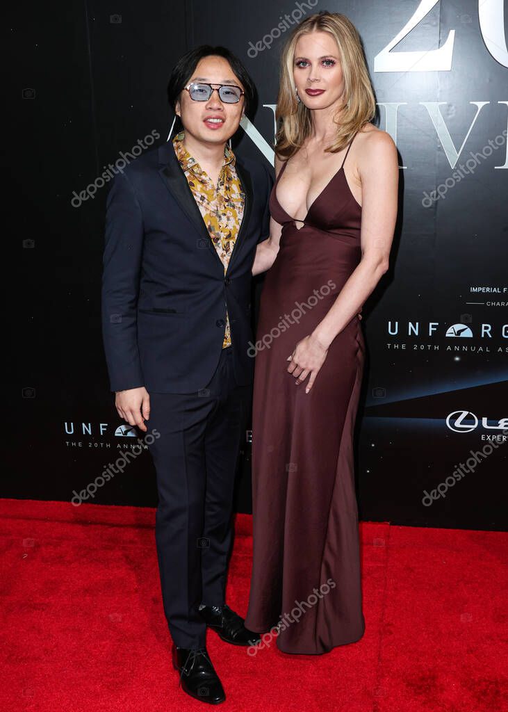 Jimmy O. Yang y Brianne Kimmel llegan a la 20ª Gala Anual Inolvidable Asian American Awards ...