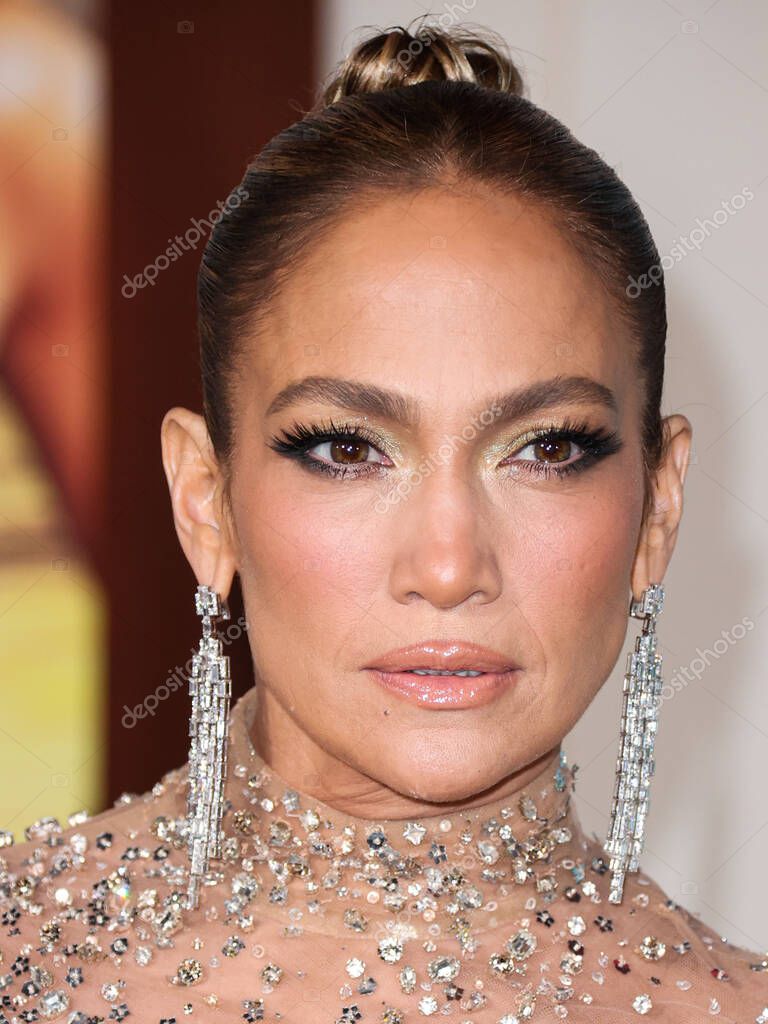 Jennifer López (J.Lo) vistiendo un vestido escarpado Valentino llega al ...