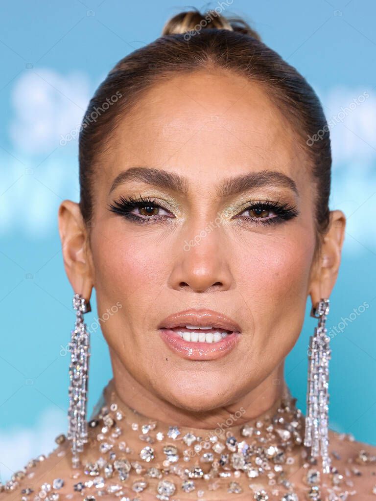 Jennifer López (J.Lo) vistiendo un vestido escarpado Valentino llega al ...