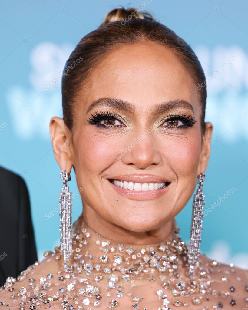 Jennifer López (J.Lo) vistiendo un vestido escarpado Valentino llega al ...