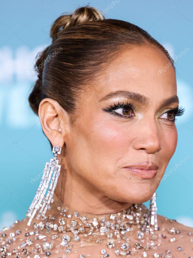 Jennifer López (J.Lo) vistiendo un vestido escarpado Valentino llega al ...