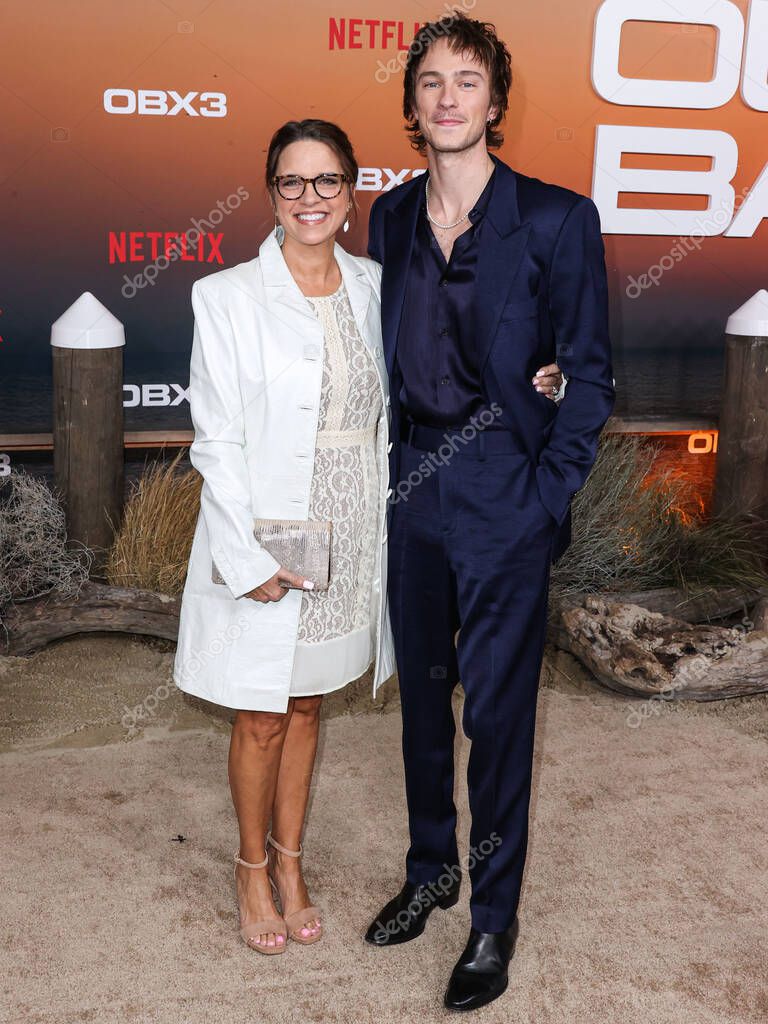 Jodi Ballard Hutto y su hijo Drew Starkey llegan al estreno de la ...