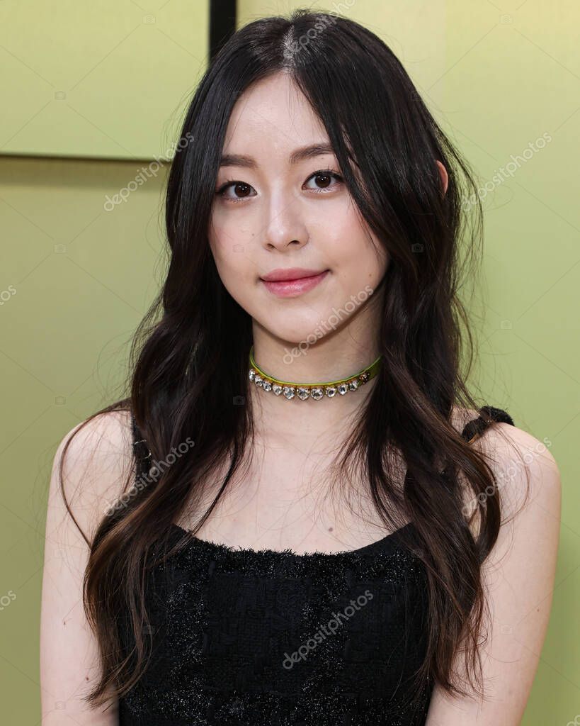 La actriz surcoreana Park Ji-hoo llega al Desfile de Moda Versace Otoño / Invierno 2023 ...