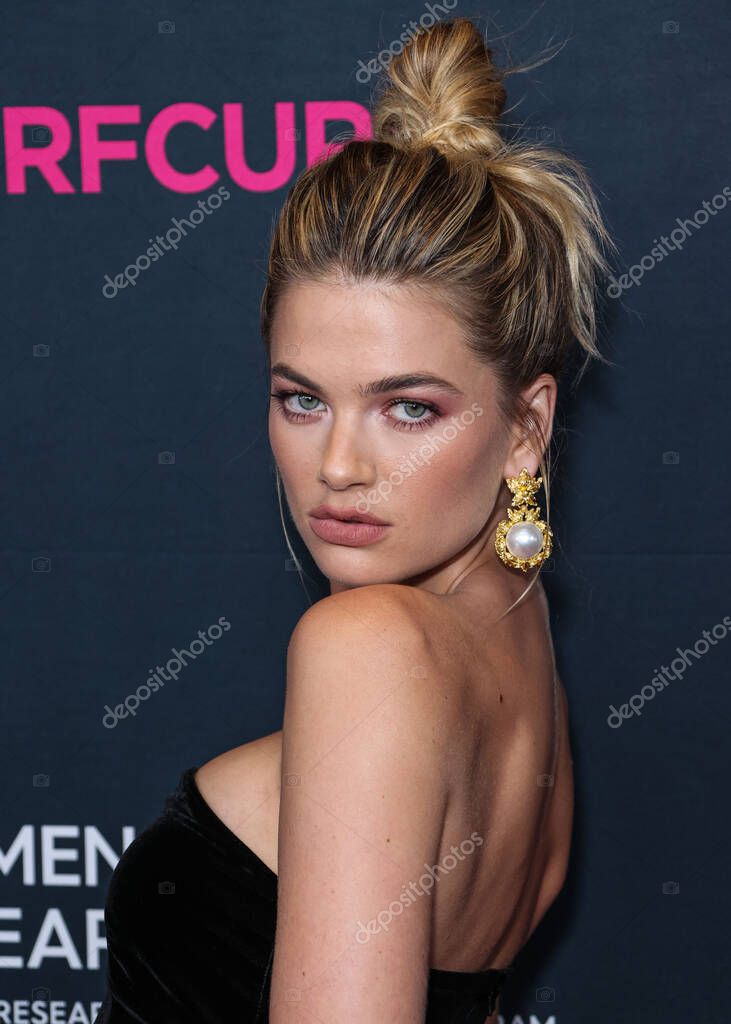 La modelo australiana Megan Blake Irwin llega a la gala benéfica inolvidable de The Women 's ...