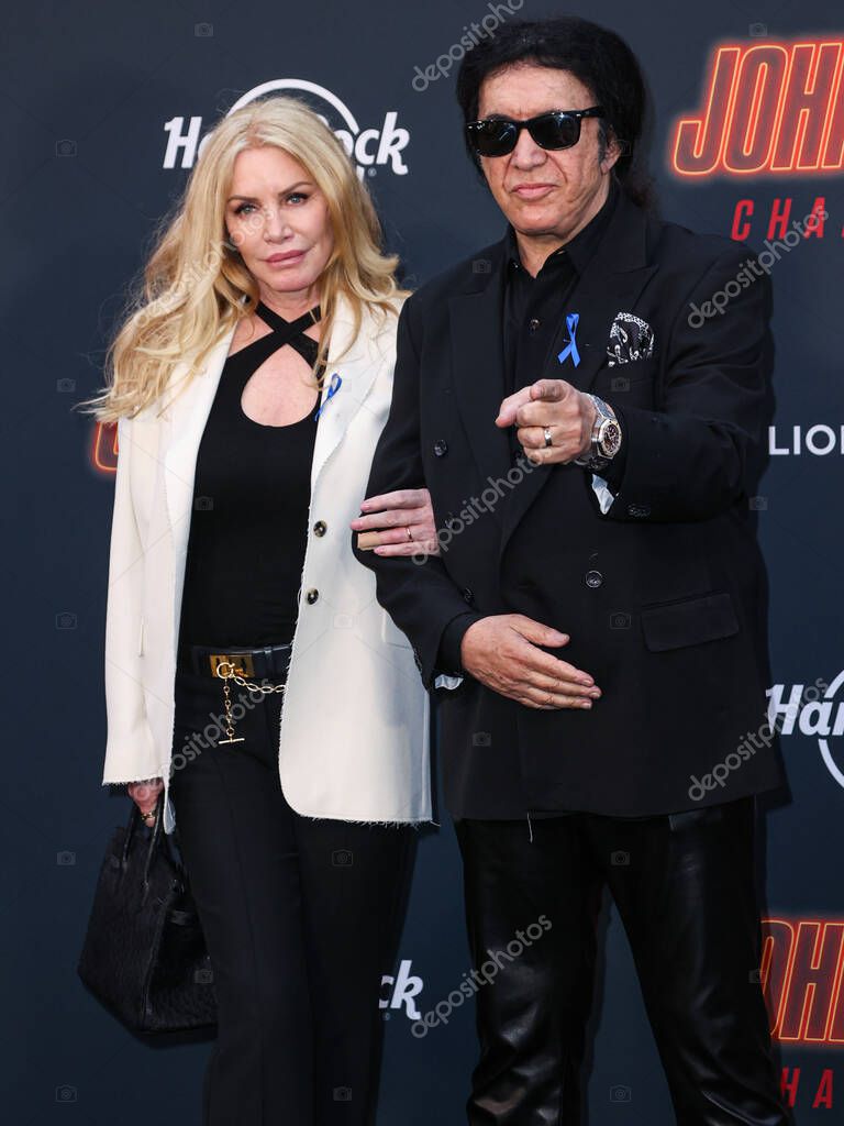 Shannon Tweed Simmons y su esposo Gene Simmons llegan al estreno de ...