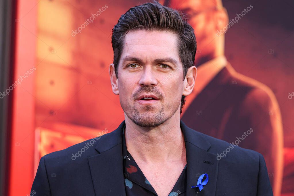El actor de cine y televisión estadounidense Steve Howey llega al estreno de 'John Wick: Chapter ...