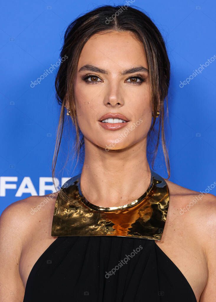 Alessandra Ambrosio vistiendo un vestido de Michael Kors llega al Fashion Trust U.S. Premios ...