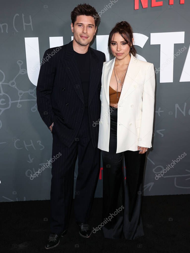 Ronen Rubinstein y su esposa Jessica Parker Kennedy llegan al estreno ...