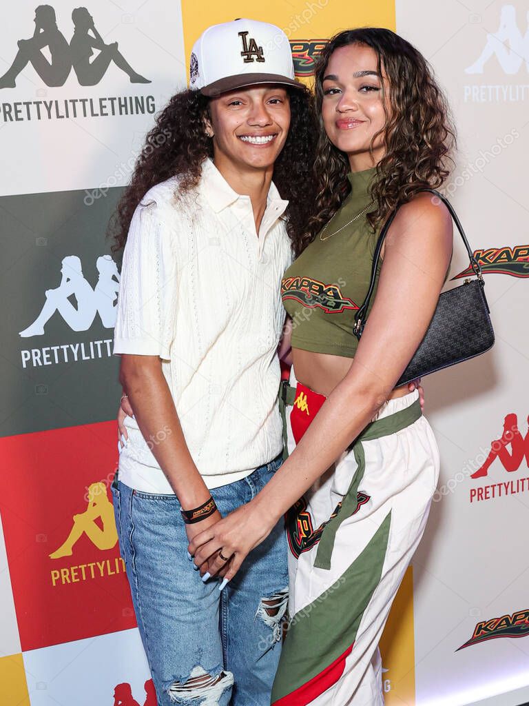 Mariah Linney y su novia Madison Bailey llegan a PrettyLittleThing X ...