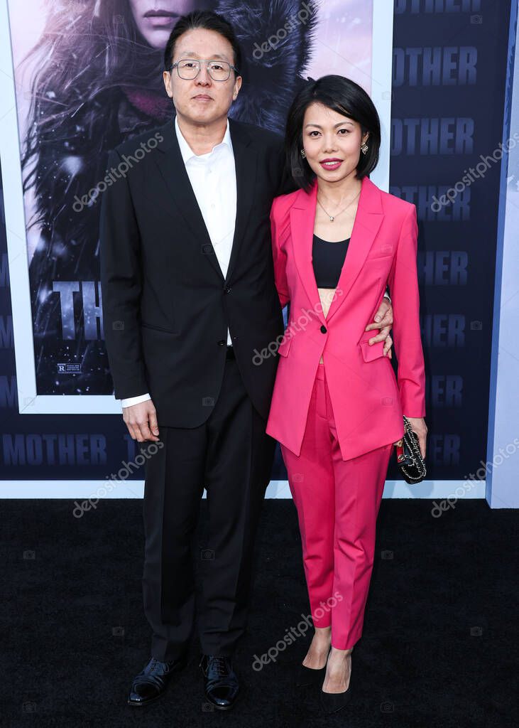 Roy Lee y su esposa llegan al estreno en Los Ángeles de 'The Mother' de Netflix celebrado en el ...