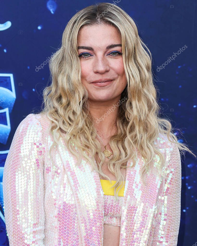 La actriz canadiense Annie Murphy llega al estreno de Universal ...