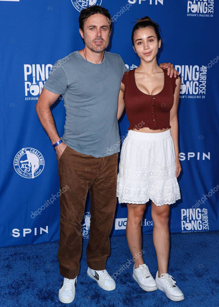 Casey Affleck y su novia Caylee Cowan llegan a Kershaw 's Challenge ...