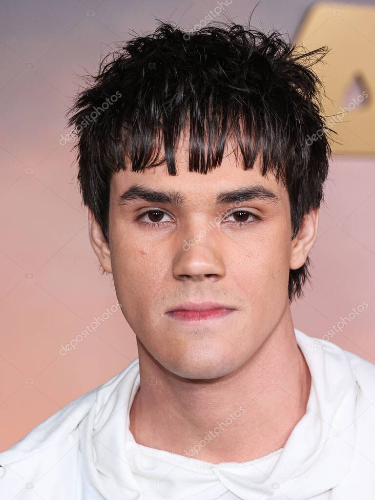 Ian Ousley llega al estreno mundial de la primera temporada de 'Avatar ...