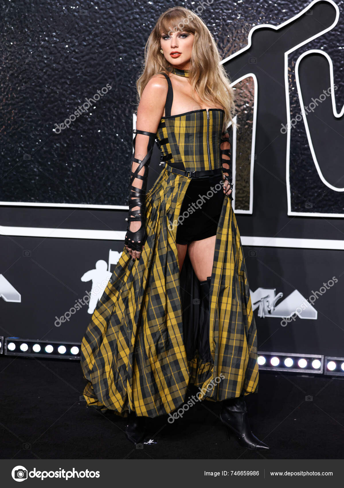 Taylor Swift Wearing Dior Arrives 2024 Mtv Video Music Awards — Stock ...