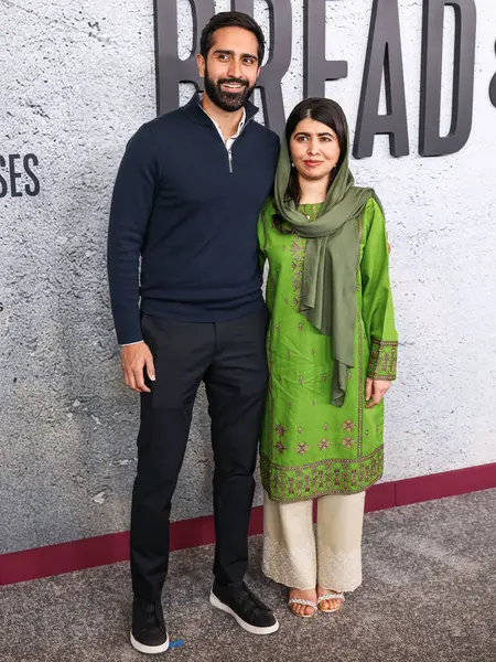 Asser Malik y su esposa Malala Yousafzai llegan al estreno en Los ...