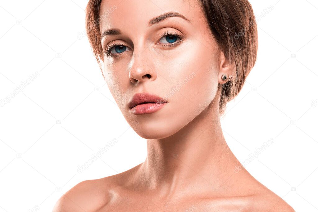 Retrato de cerca de una mujer con una cara tranquila. Una joven mujer de ojos azules está ...