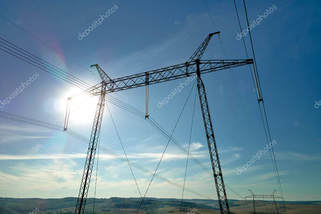 Torre de alto voltaje con l neas de energ a el ctrica transfening energ a el ctrica a trav s de ...