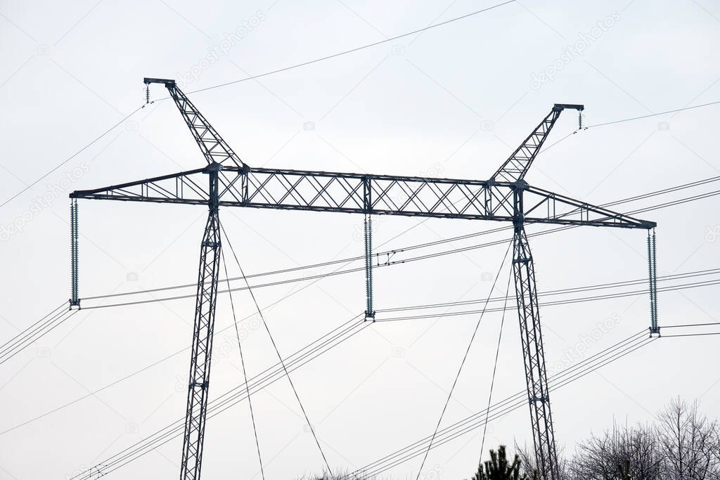 Cadena de aislamiento de alto voltaje en pilar de acero con líneas de ...