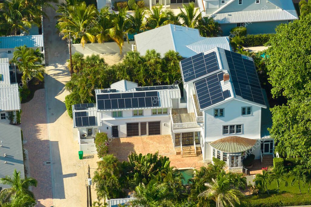 Nueva vivienda residencial americana con azotea cubierta con paneles ...