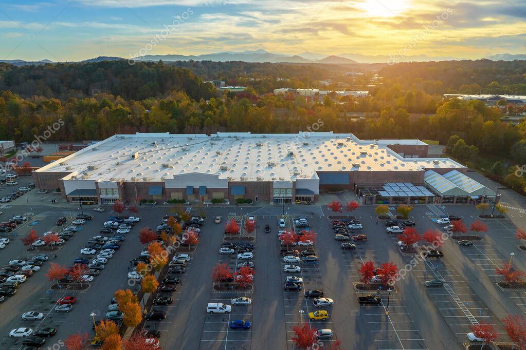 Vista aérea de un gran estacionamiento en frente de la tienda de ...
